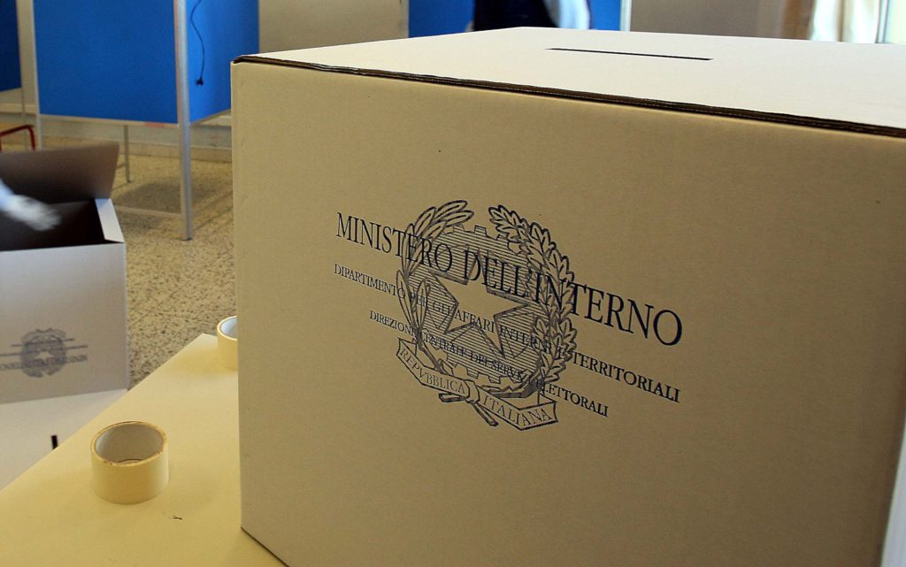Sona consegna le tessere elettorali ai nuovi diciottenni - L'Adige di ...