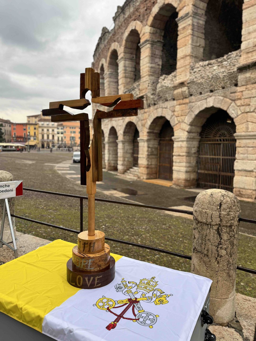 La “Croce degli sportivi” fa tappa a Verona: simbolo di pace e ...