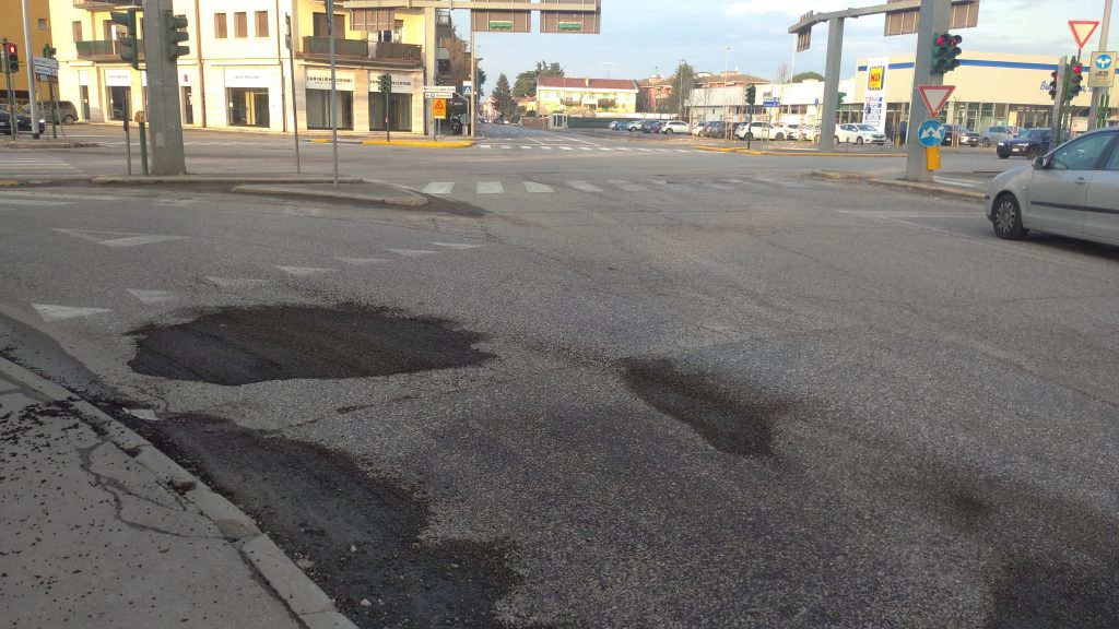 Colmate le 2 buche scassamacchine in Borgo Roma