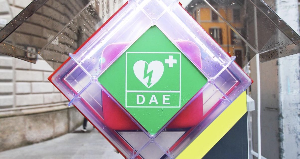 Un defibrillatore in piazza Duomo a Pescantina